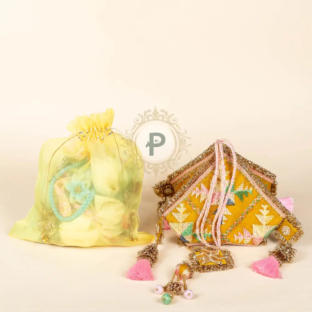 Sada Bahaar Parandi with Potli – Pataaree Studios Pvt Ltd